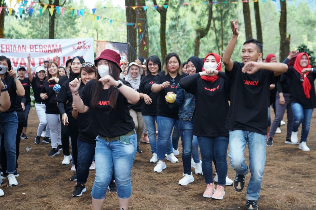 membentuk team yang kuat melalui outbound team building