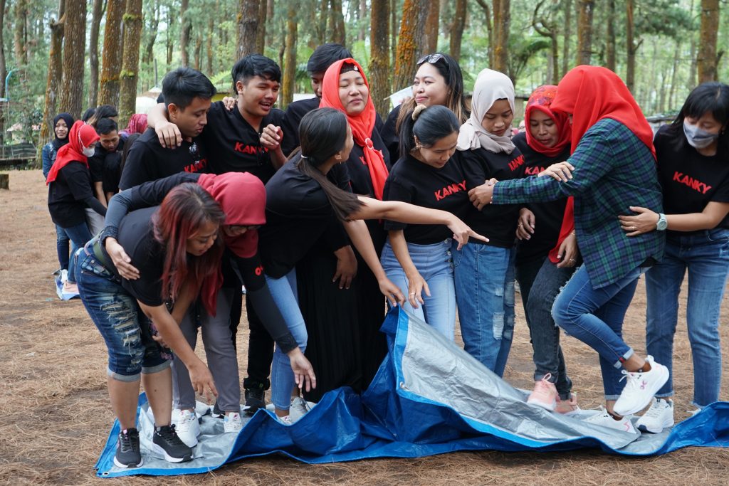 membentuk team yang kuat melalui outbound team building
